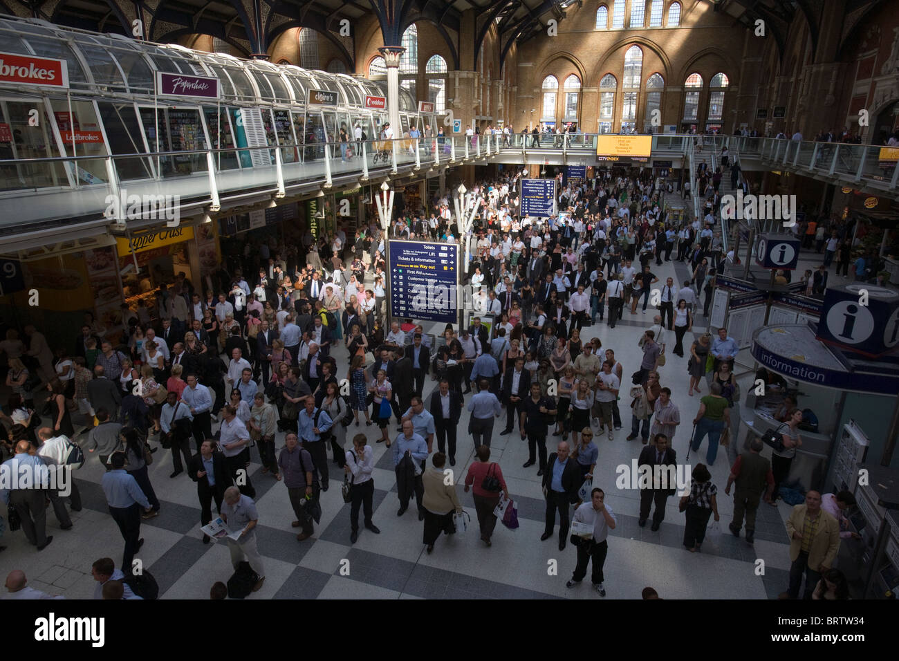 Commuters wait liverpool street station hi-res stock photography and ...