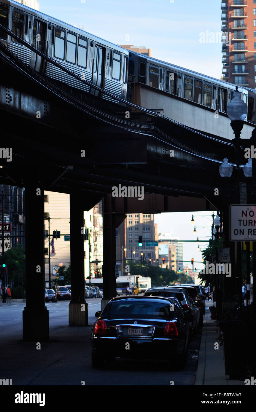 L train passing over cars in Chicago's The Loop Stock Photo - Alamy