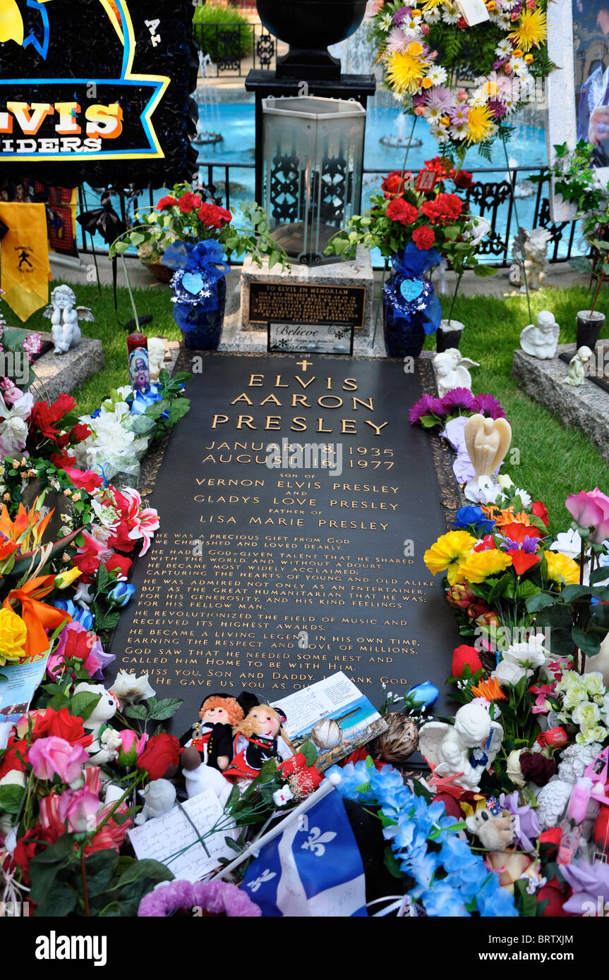 The grave of Elvis Presley at Graceland, Memphis Tennessee Stock Photo ...