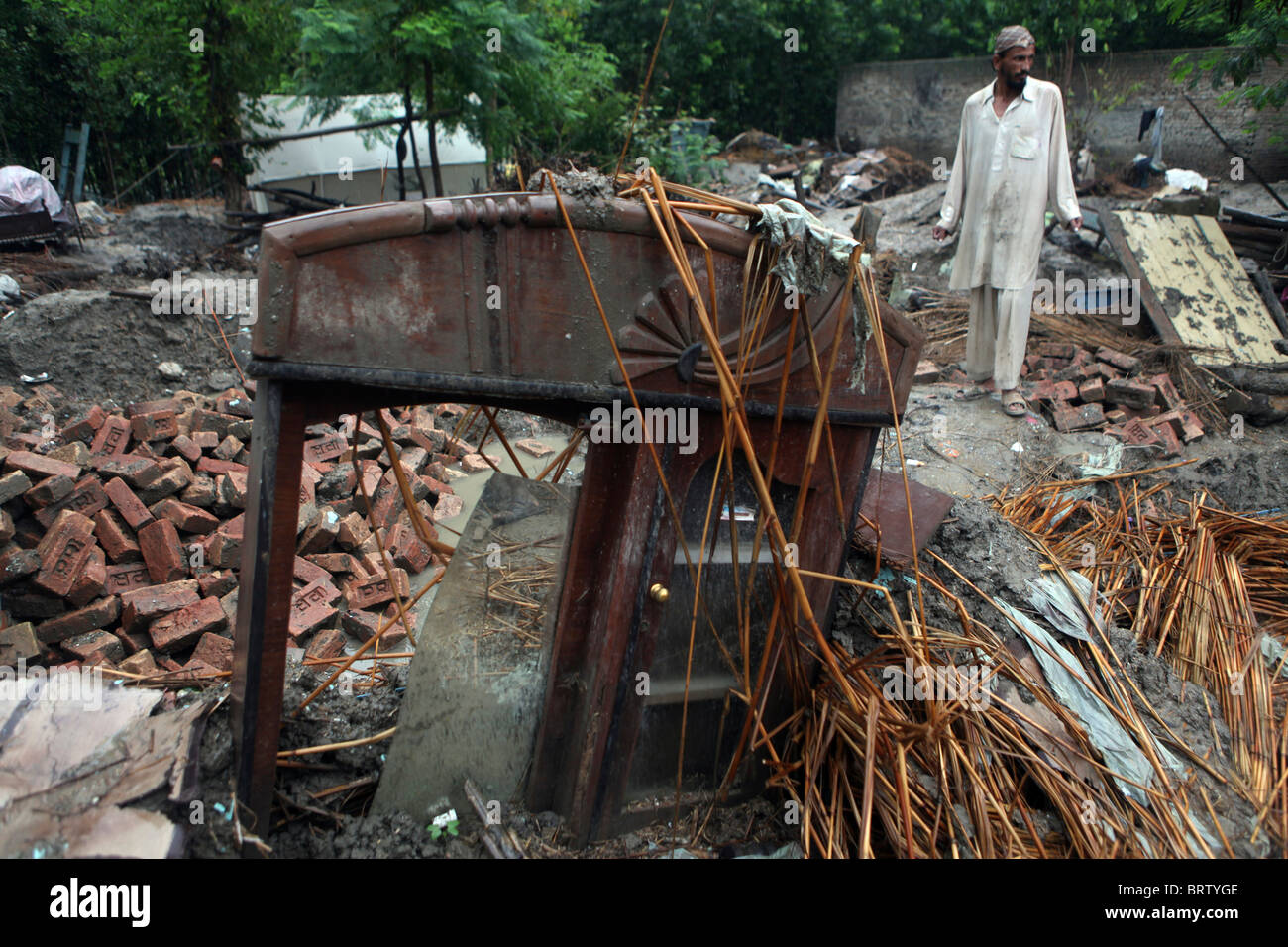 flood victims in pakistan Stock Photo - Alamy