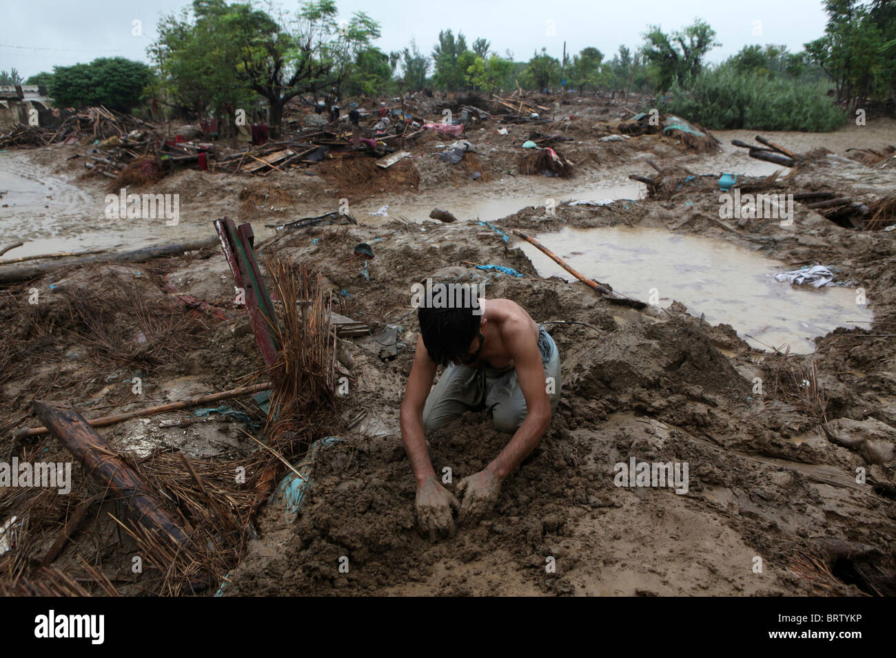 flood victims in pakistan Stock Photo - Alamy