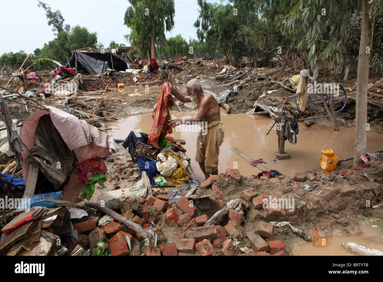 flood victims in pakistan Stock Photo - Alamy