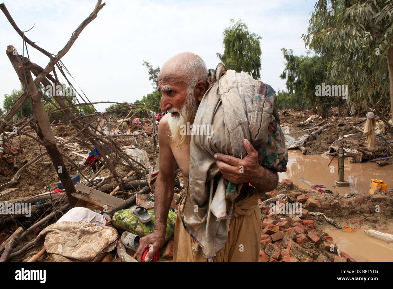 flood victims in pakistan Stock Photo - Alamy