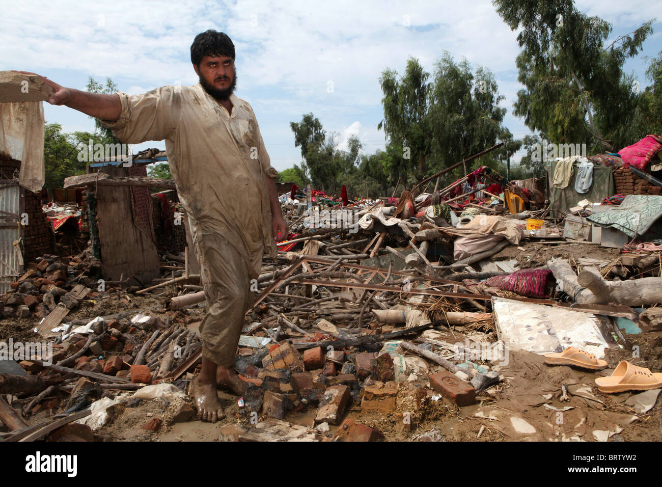 flood victims in pakistan Stock Photo - Alamy