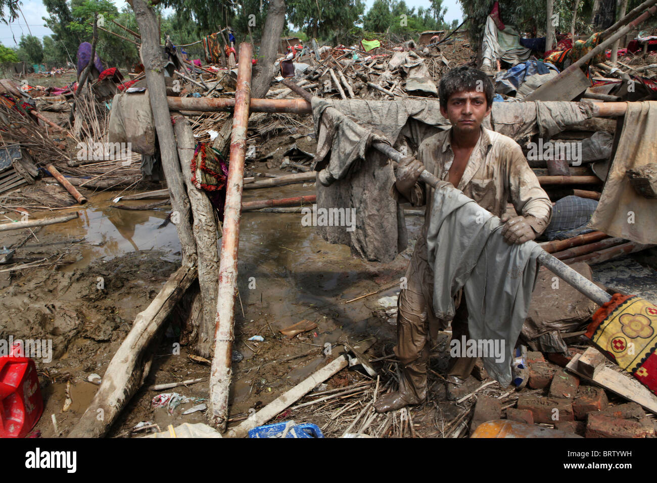 flood victims in pakistan Stock Photo - Alamy