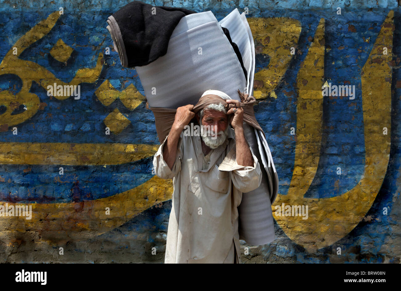 flood victims in pakistan Stock Photo - Alamy