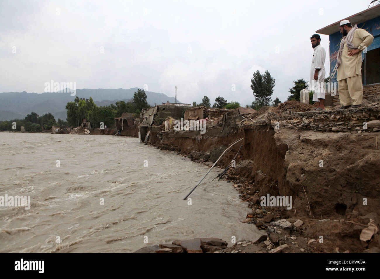 flood victims in pakistan Stock Photo - Alamy