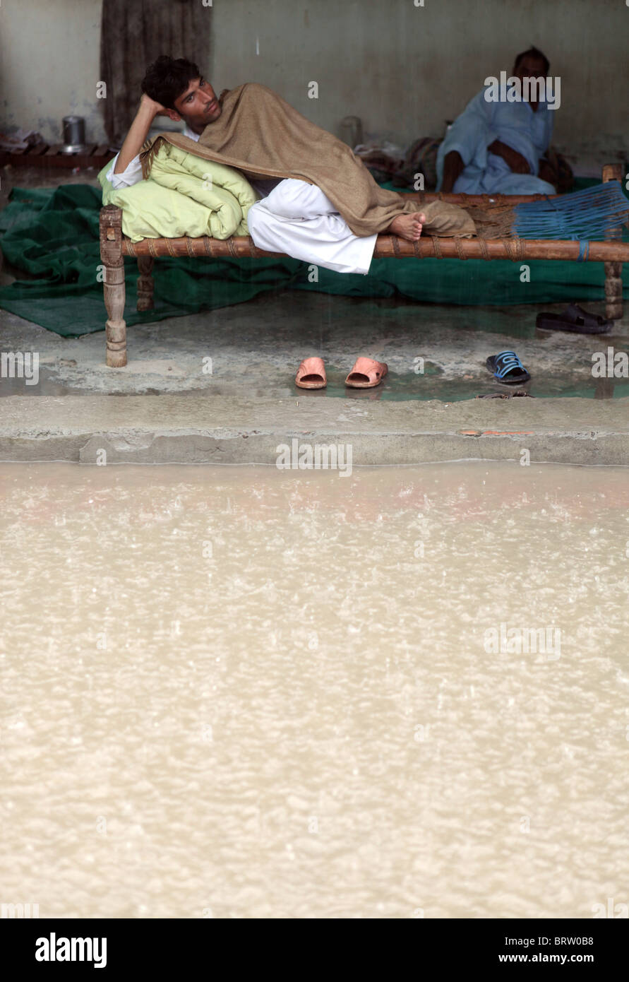 flood victims in pakistan Stock Photo - Alamy