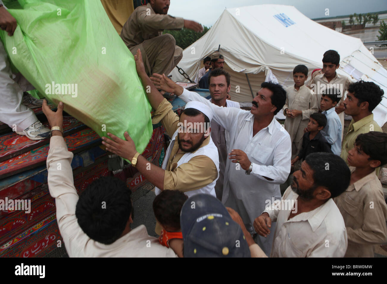 aid distribution to pakistan flood victims Stock Photo - Alamy