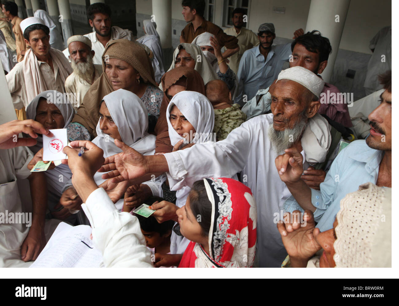 Aid distribution pakistan flood victims hi-res stock photography and ...