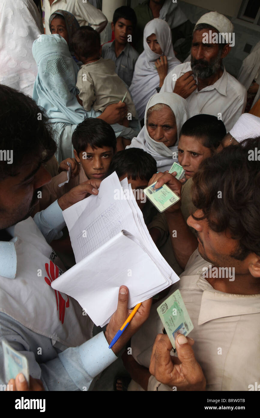aid distribution to pakistan flood victims Stock Photo - Alamy