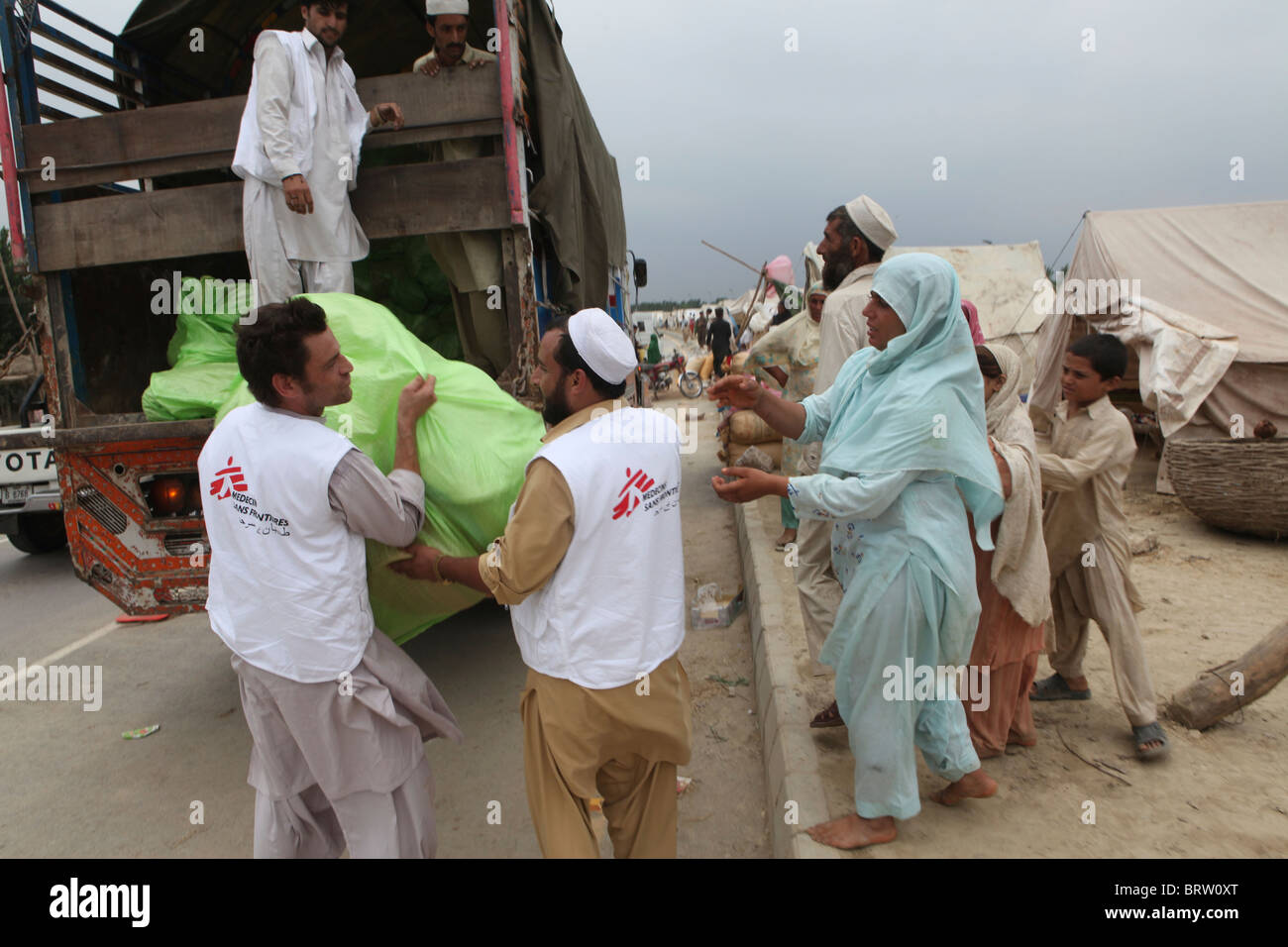 aid distribution to pakistan flood victims Stock Photo - Alamy
