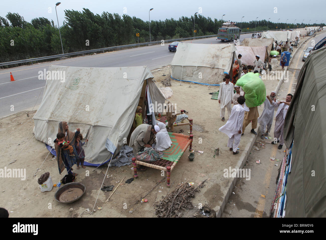 aid distribution to pakistan flood victims Stock Photo - Alamy