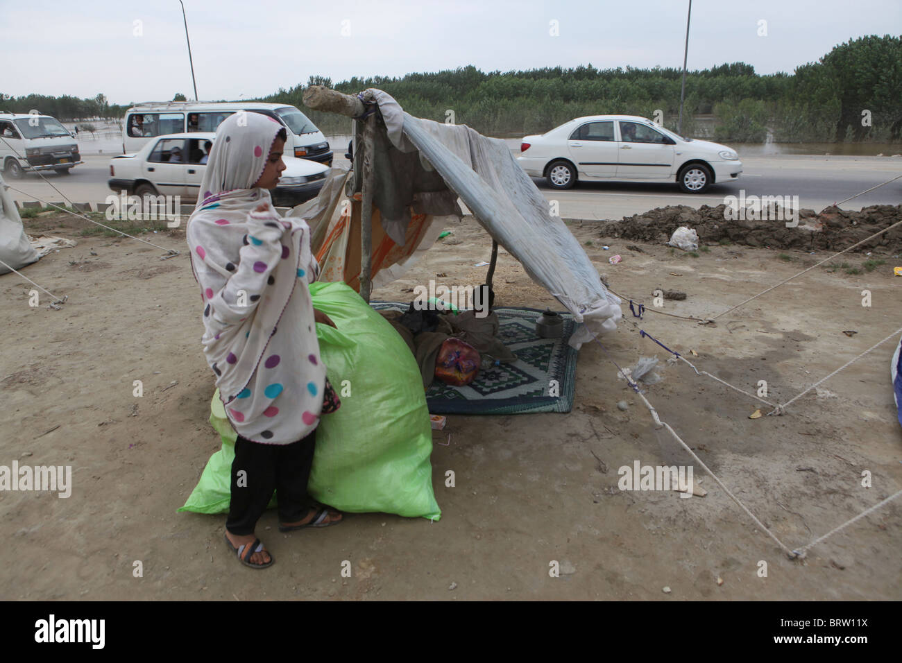 aid distribution to pakistan flood victims Stock Photo - Alamy