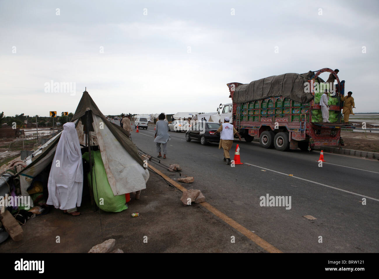 aid distribution to pakistan flood victims Stock Photo - Alamy