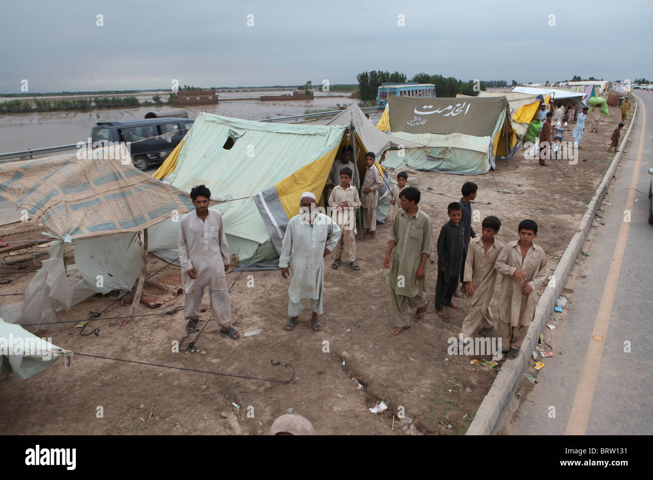 aid distribution to pakistan flood victims Stock Photo - Alamy