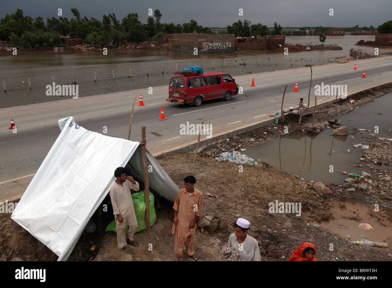 Aid distribution pakistan flood victims hi-res stock photography and ...