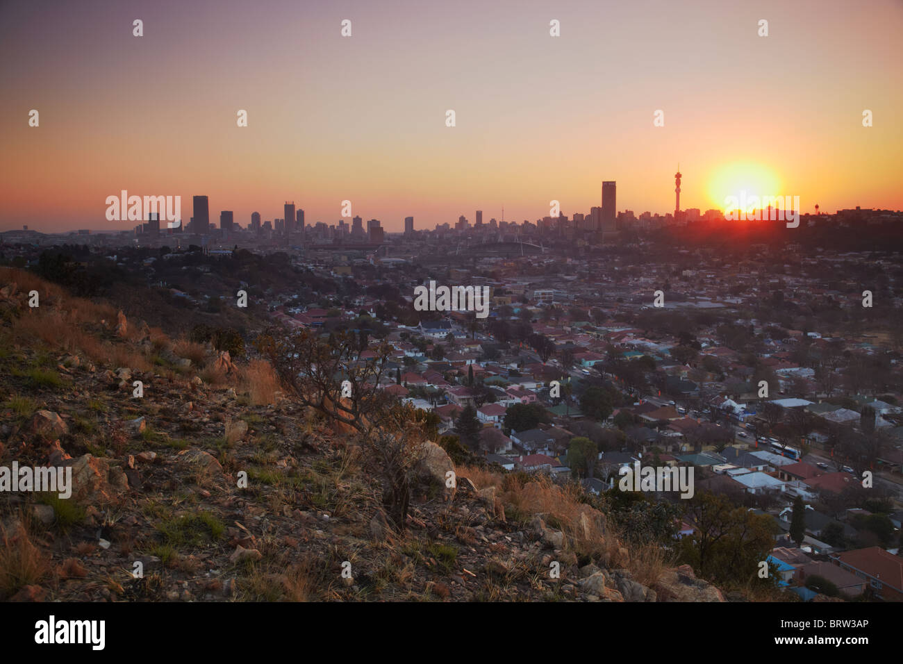 Johannesburg skyline dusk gauteng south hi-res stock photography and ...