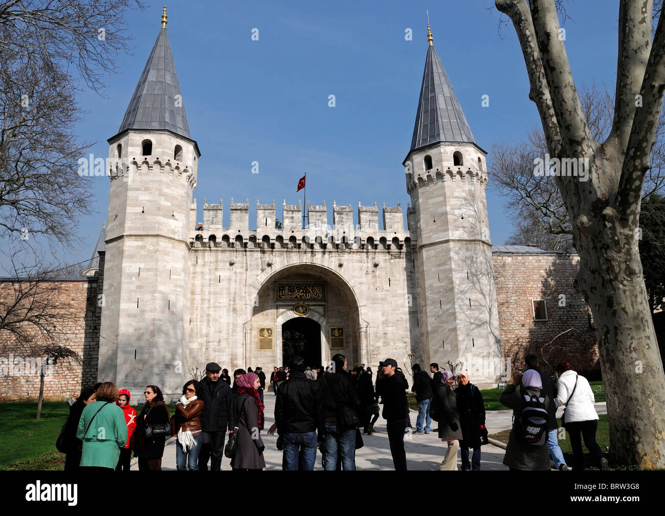Turkish flag over the Gate of Salutation middle gate Topkapı Palace ...