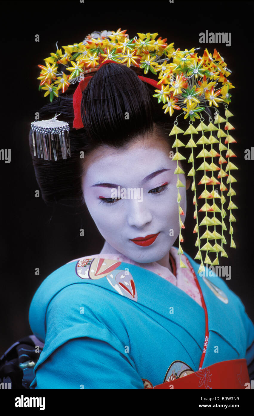 GEISHA IN FULL ATTIRE, KYOTO, JAPAN Stock Photo - Alamy