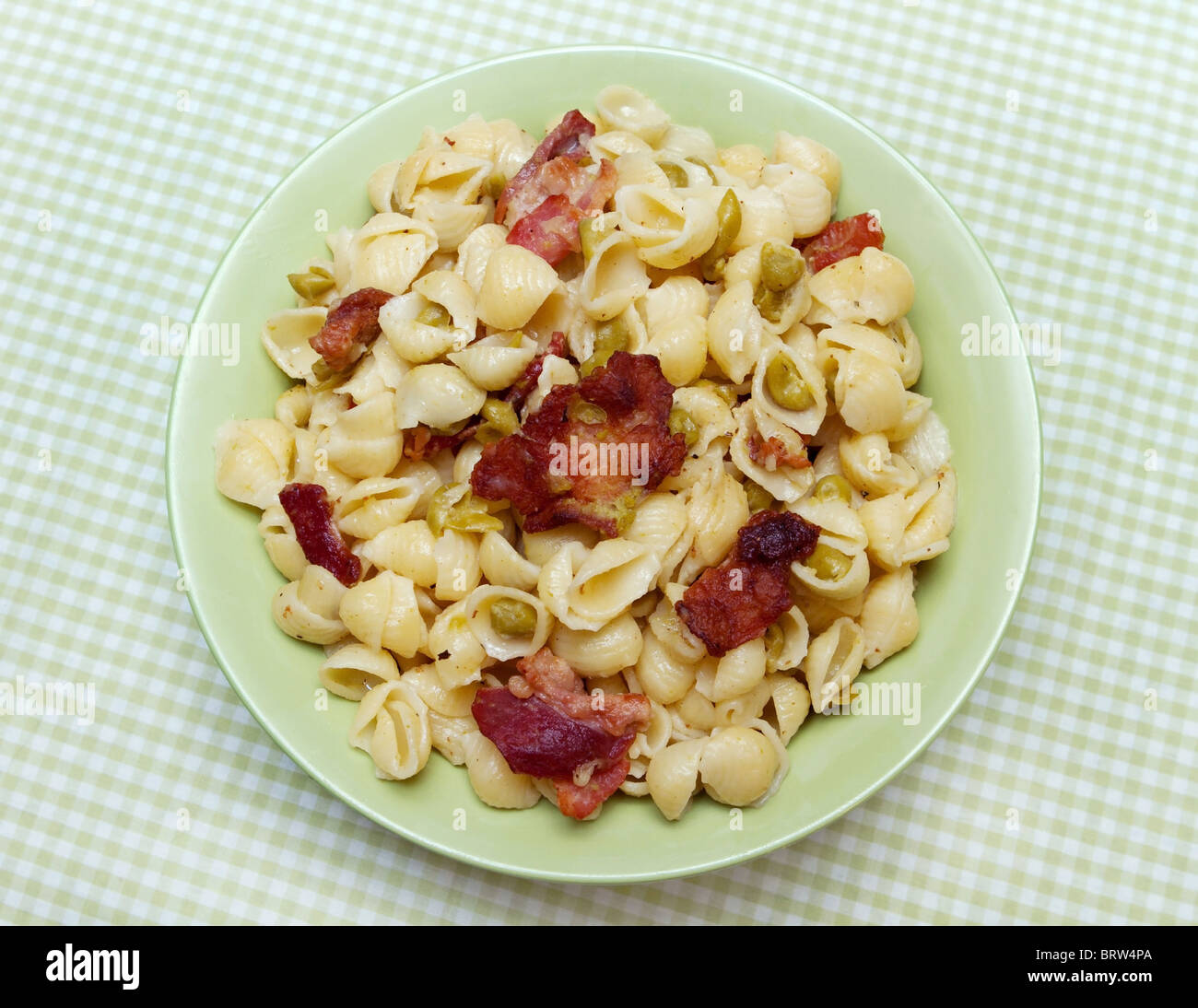 bacon and mini shell pasta shapes with creamy pea sauce Stock Photo - Alamy
