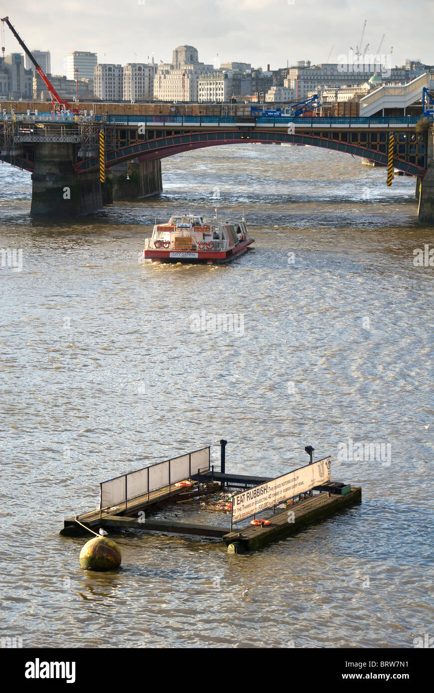 Thames refuse barges hi-res stock photography and images - Alamy