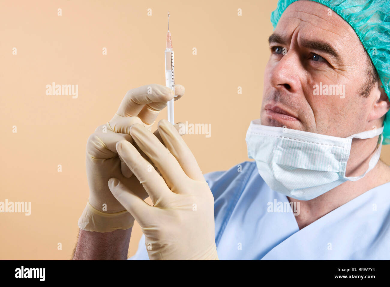 Surgeon drawing up a syringe Stock Photo - Alamy