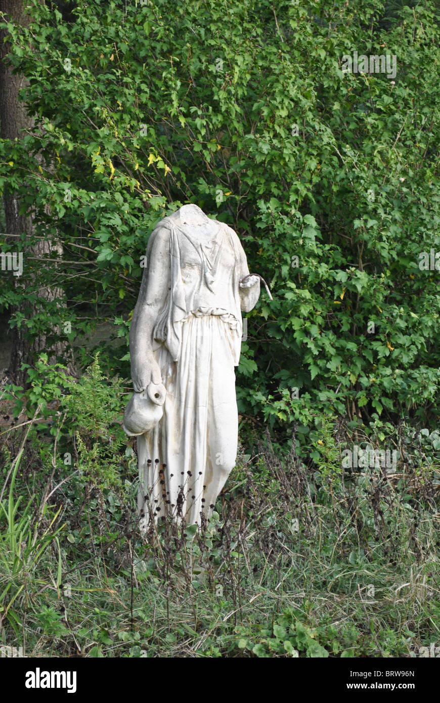 Statue garden overgrown hi-res stock photography and images - Alamy