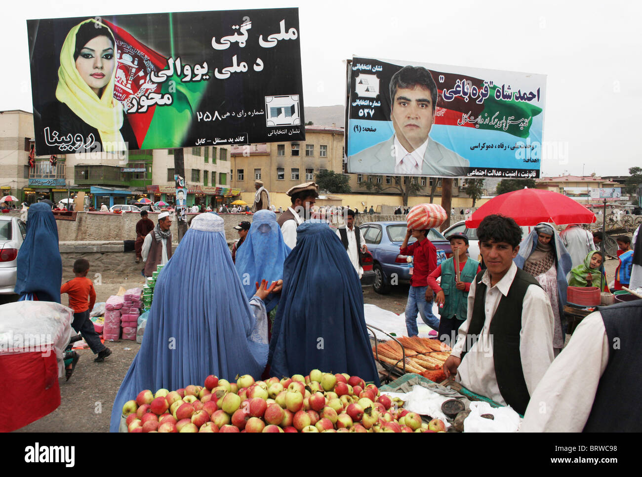 Muslim woman in burka voting hi-res stock photography and images - Alamy