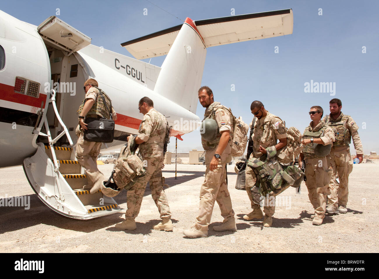 Soldier leaving home army hi-res stock photography and images - Alamy