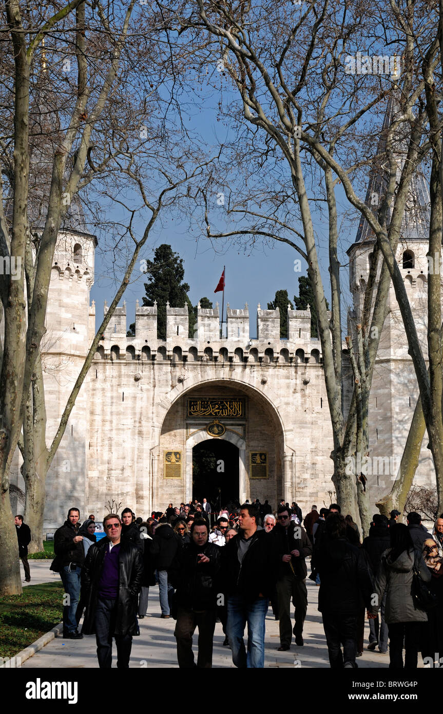Turkish flag over the Gate of Salutation middle gate Topkapı Palace ...
