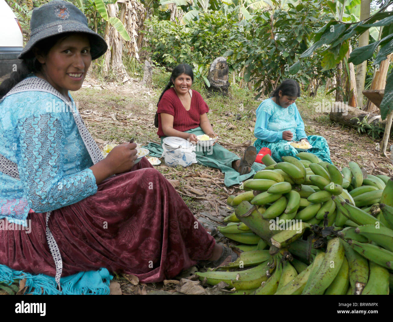 BOLIVIA ECOTOPS projects in Alto Beni. Farmers stopping to eat lunch ...
