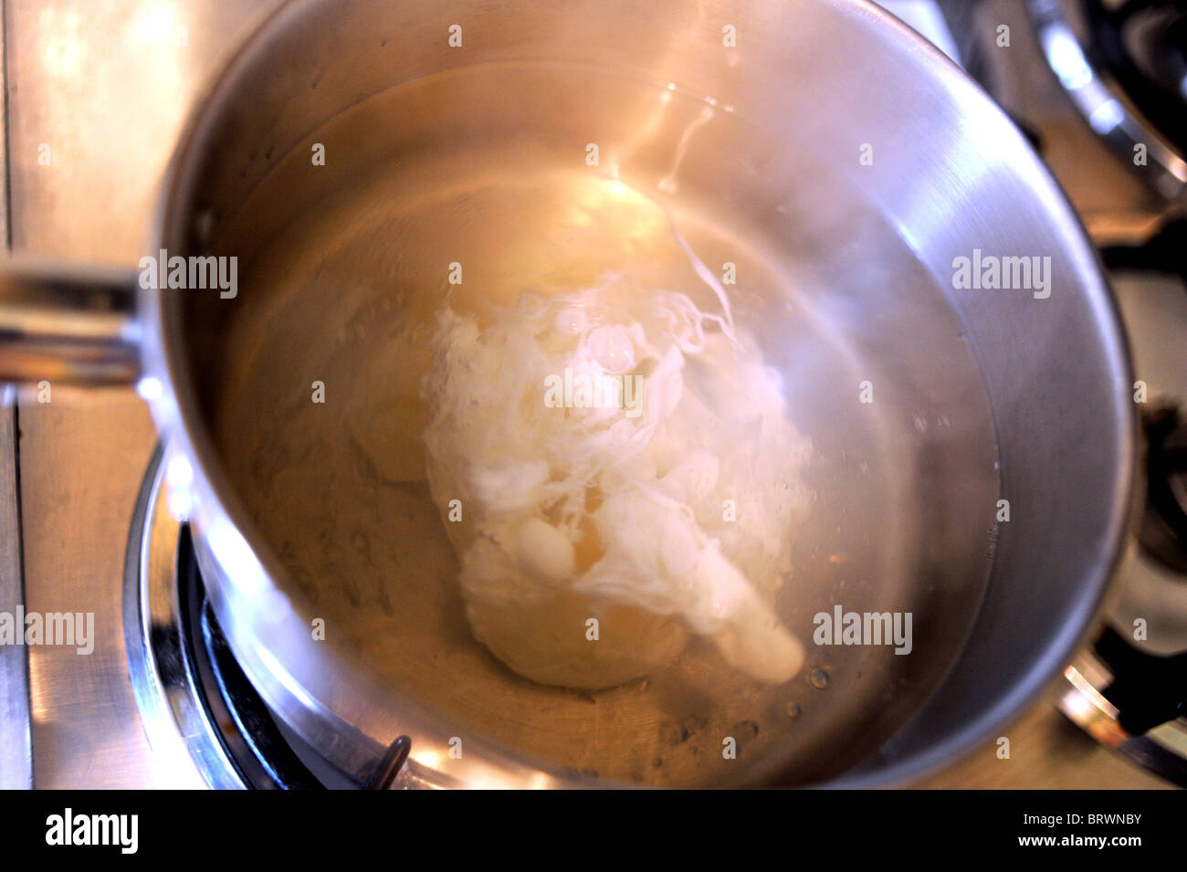 Poaching egg water hi-res stock photography and images - Alamy