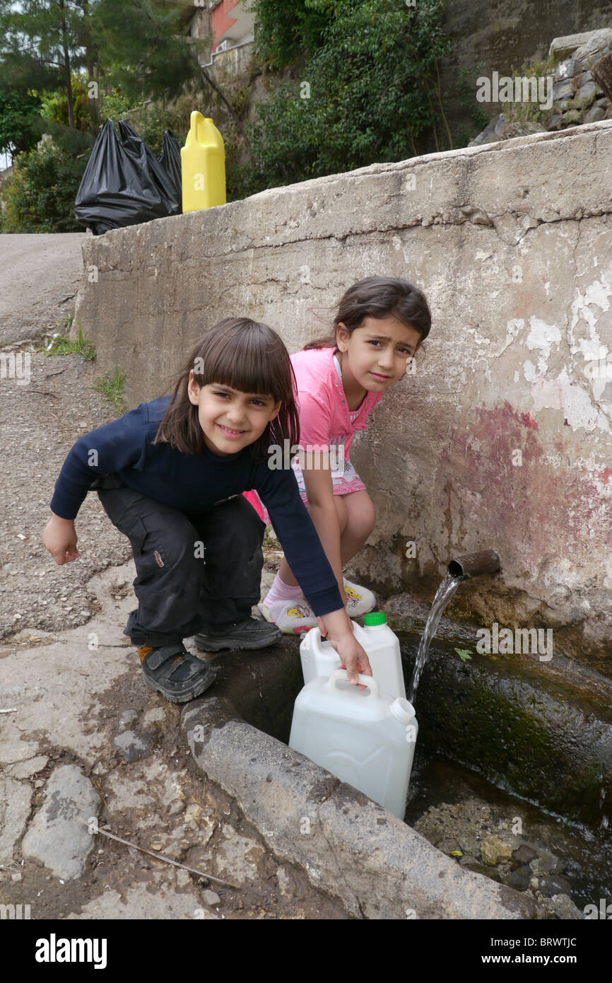 Syria children water hi-res stock photography and images - Alamy