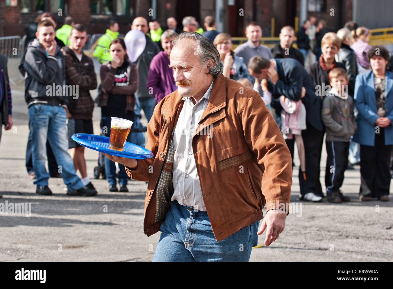 Man carrying a beer on a tray Stock Photo - Alamy