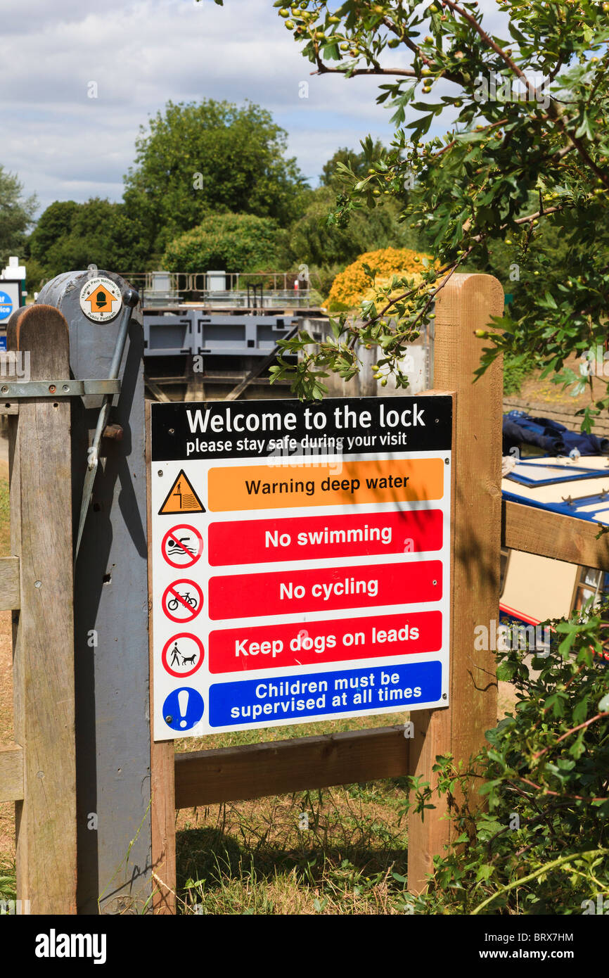 Lock the gate signs hi-res stock photography and images - Alamy