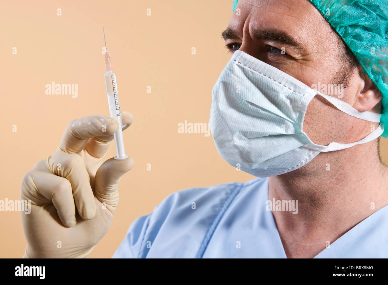 Surgeon drawing up a syringe Stock Photo - Alamy
