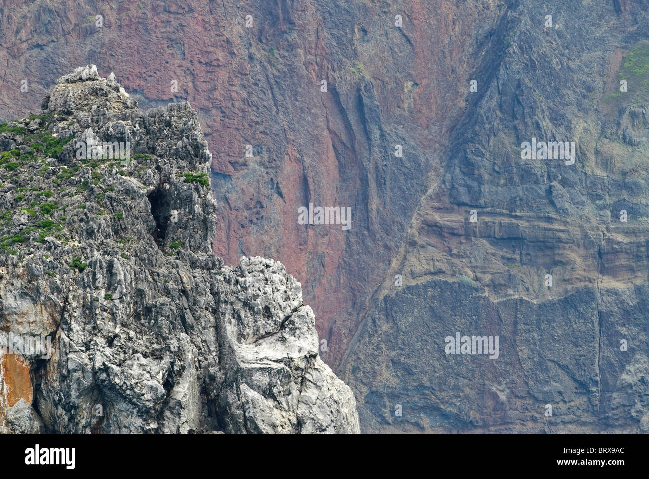 Jagged cliff faces hi-res stock photography and images - Alamy