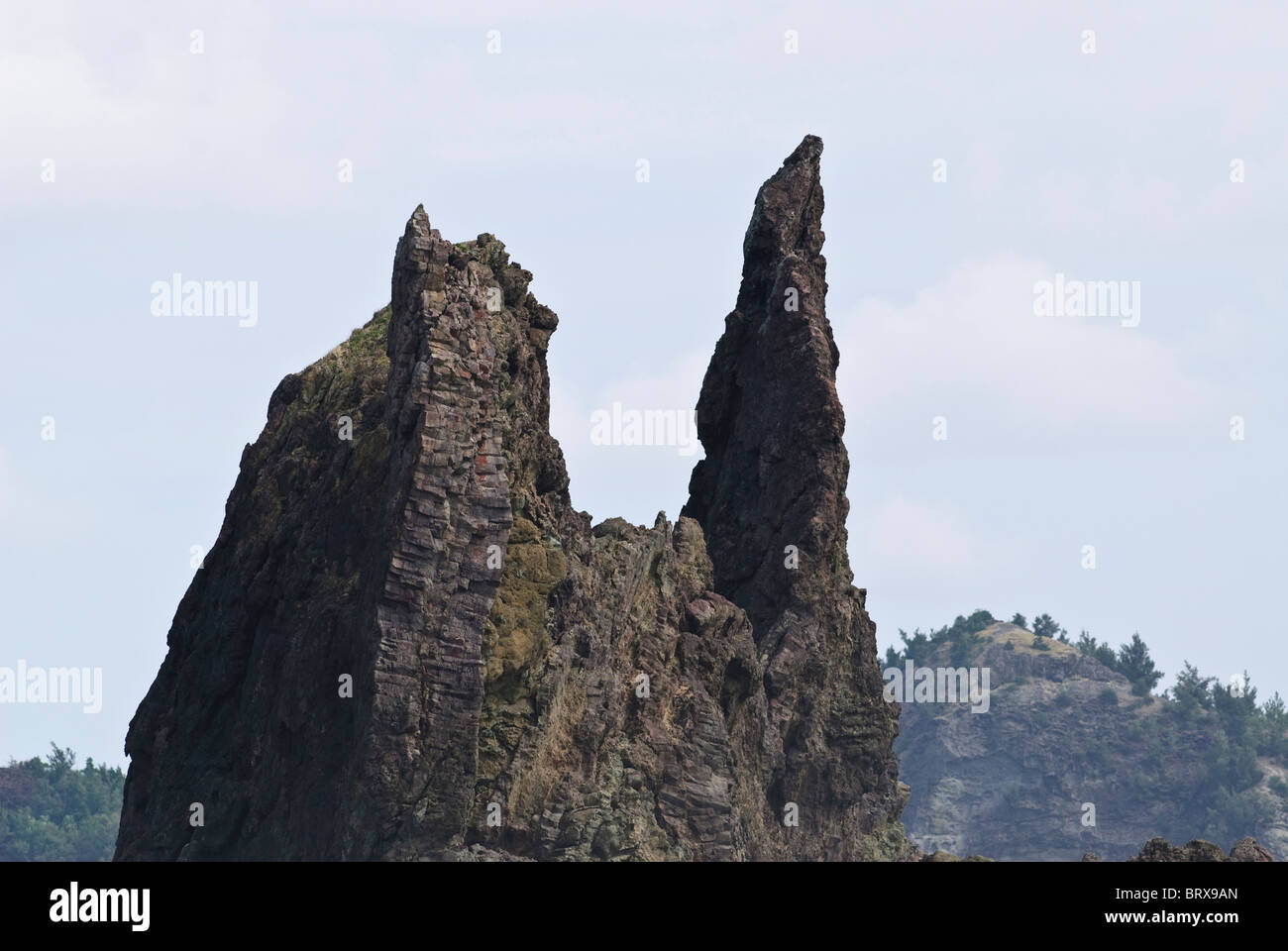 Jagged cliffside hi-res stock photography and images - Alamy