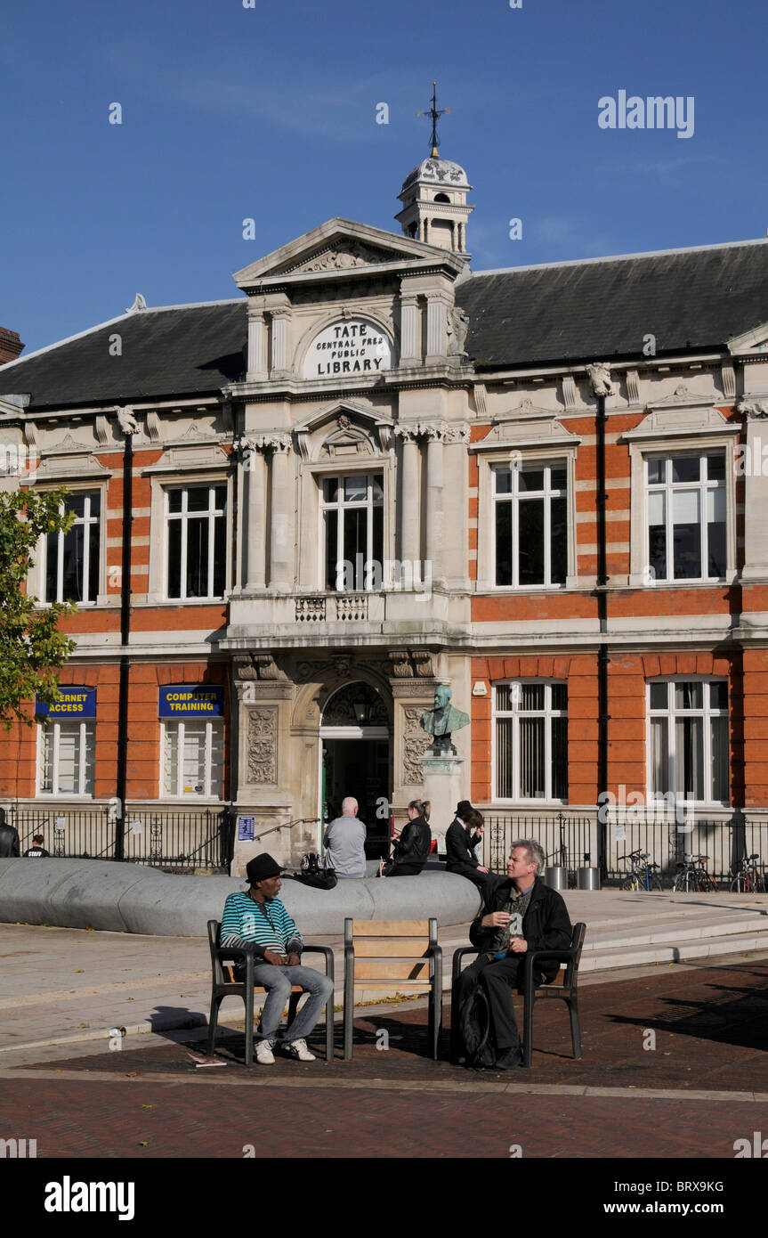 RESIDENTS SITTING OUTSIDE BRIXTON LIBRARY IN LONDON Stock Photo - Alamy