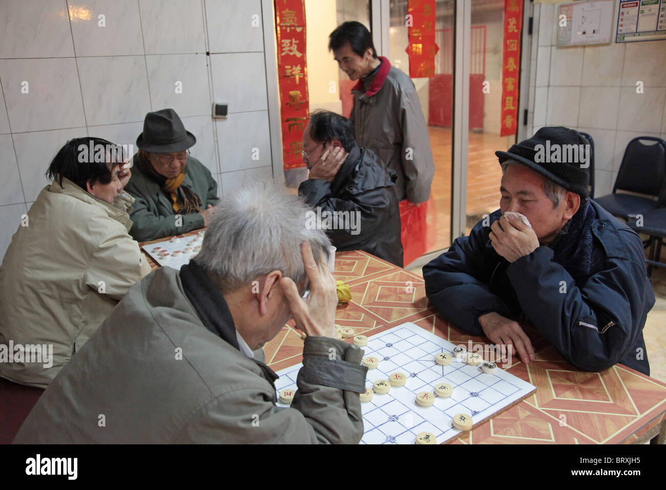 CHINESE CHESS PLAYERS, ALTAR TO BUDDHA, PARIS (75), 13TH ARRONDISSEMENT ...
