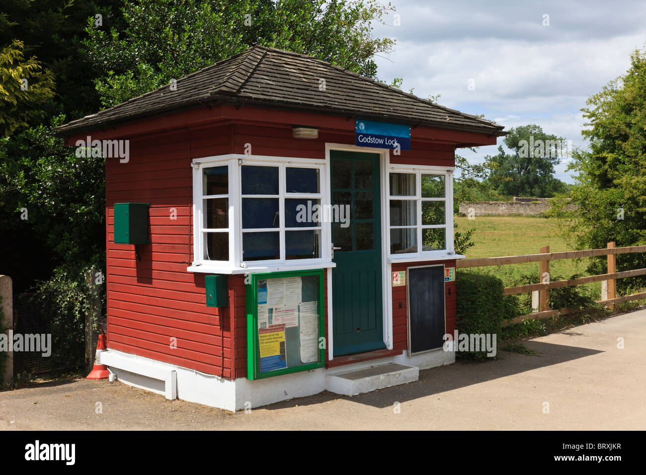 Lock Keepers hut at Godstow Lock on the River Thames at Wolvercote ...