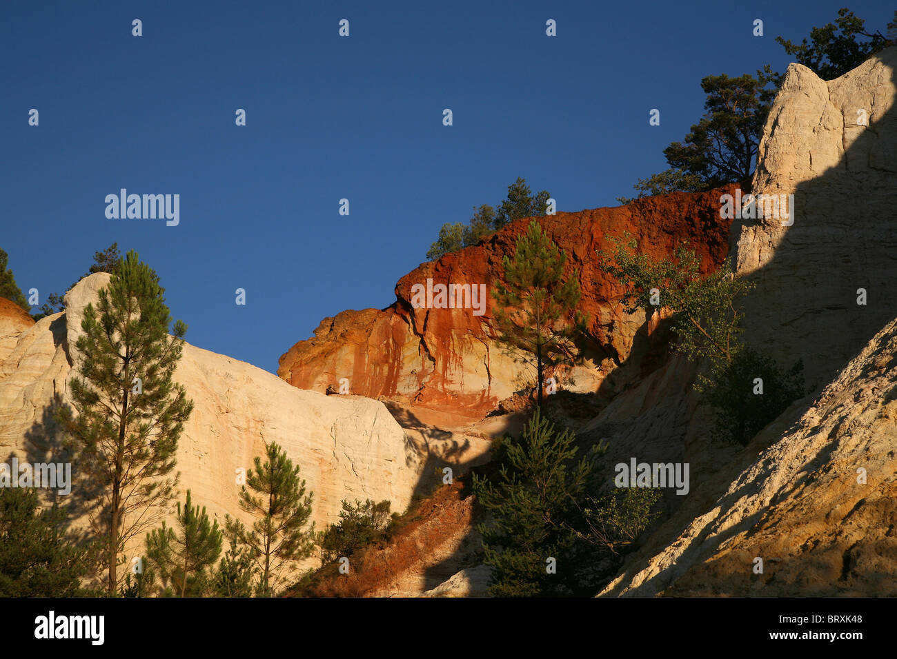 COLORADO PROVENCAL, THE MULTI-COLORED OCHRE OF RUSTREL, VAUCLUSE (84 ...