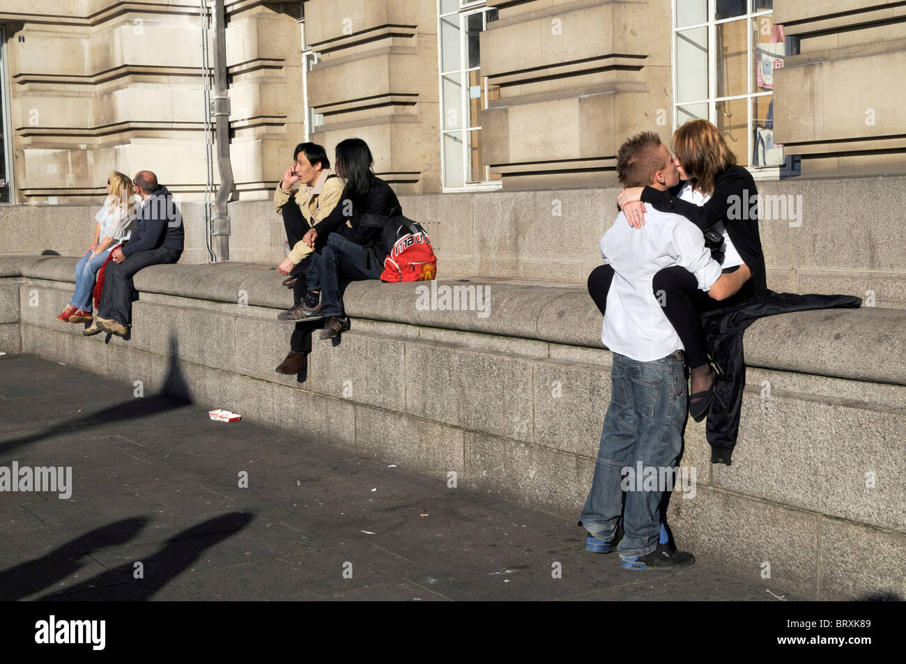 COUPLE KISSING BY LONDON EYE UK AT THAMES SOUTH BANK IN ENGLAND UK ...