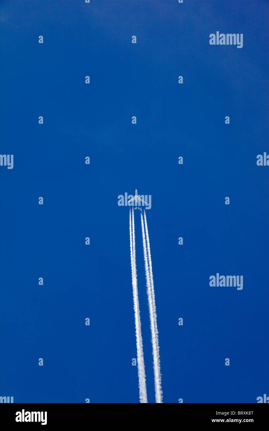 Jet aircraft with contrail Stock Photo - Alamy
