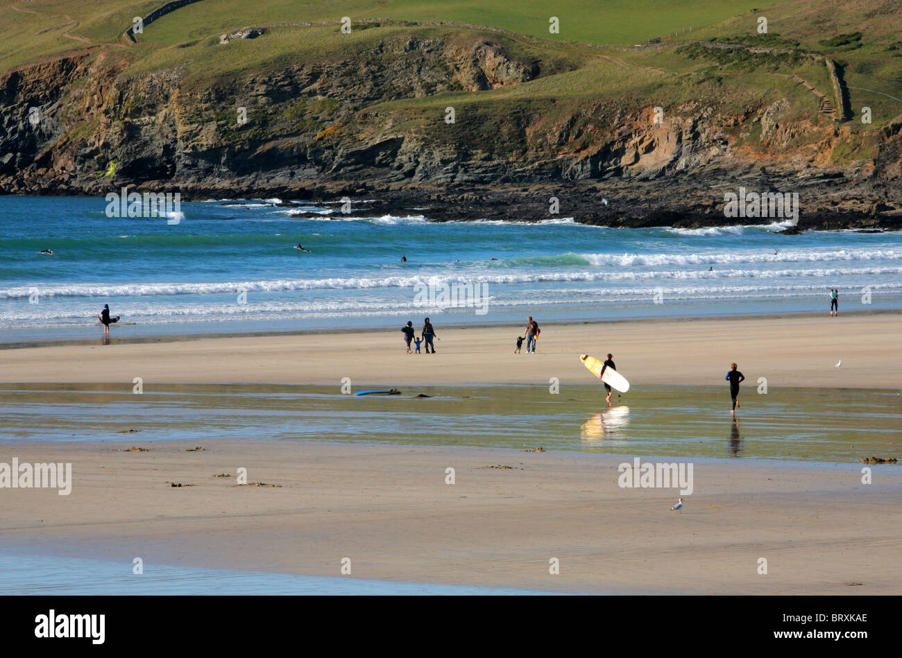 Family surf beach cornwall hi-res stock photography and images - Alamy