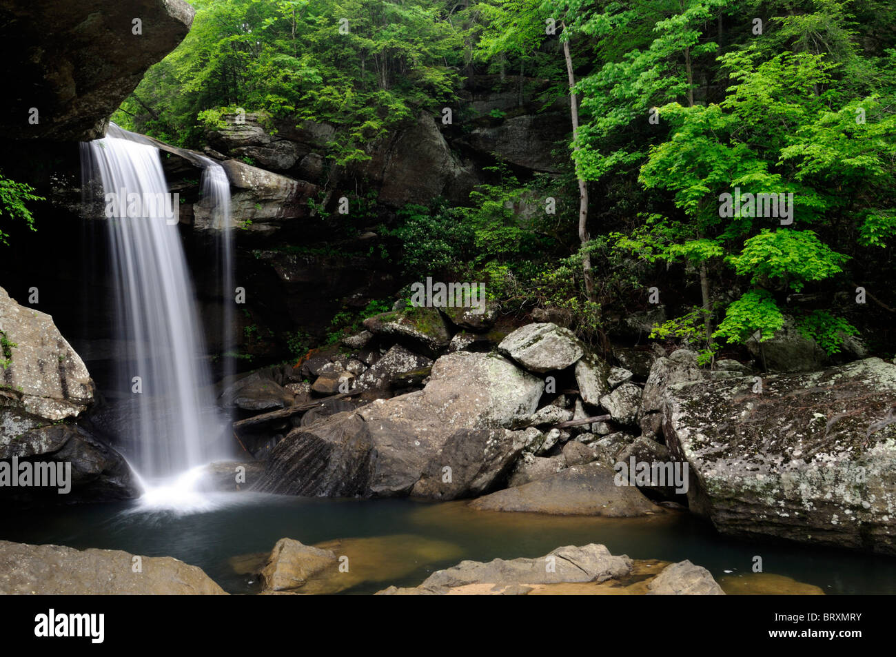 Eagle Falls waterfall at Cumberland Falls State Park Kentucky undercut ...