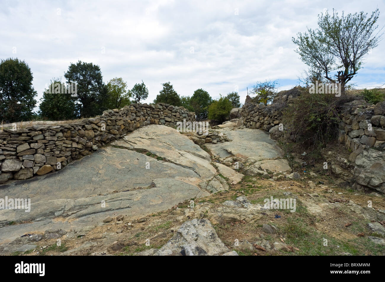 Stone wall fence hi-res stock photography and images - Alamy