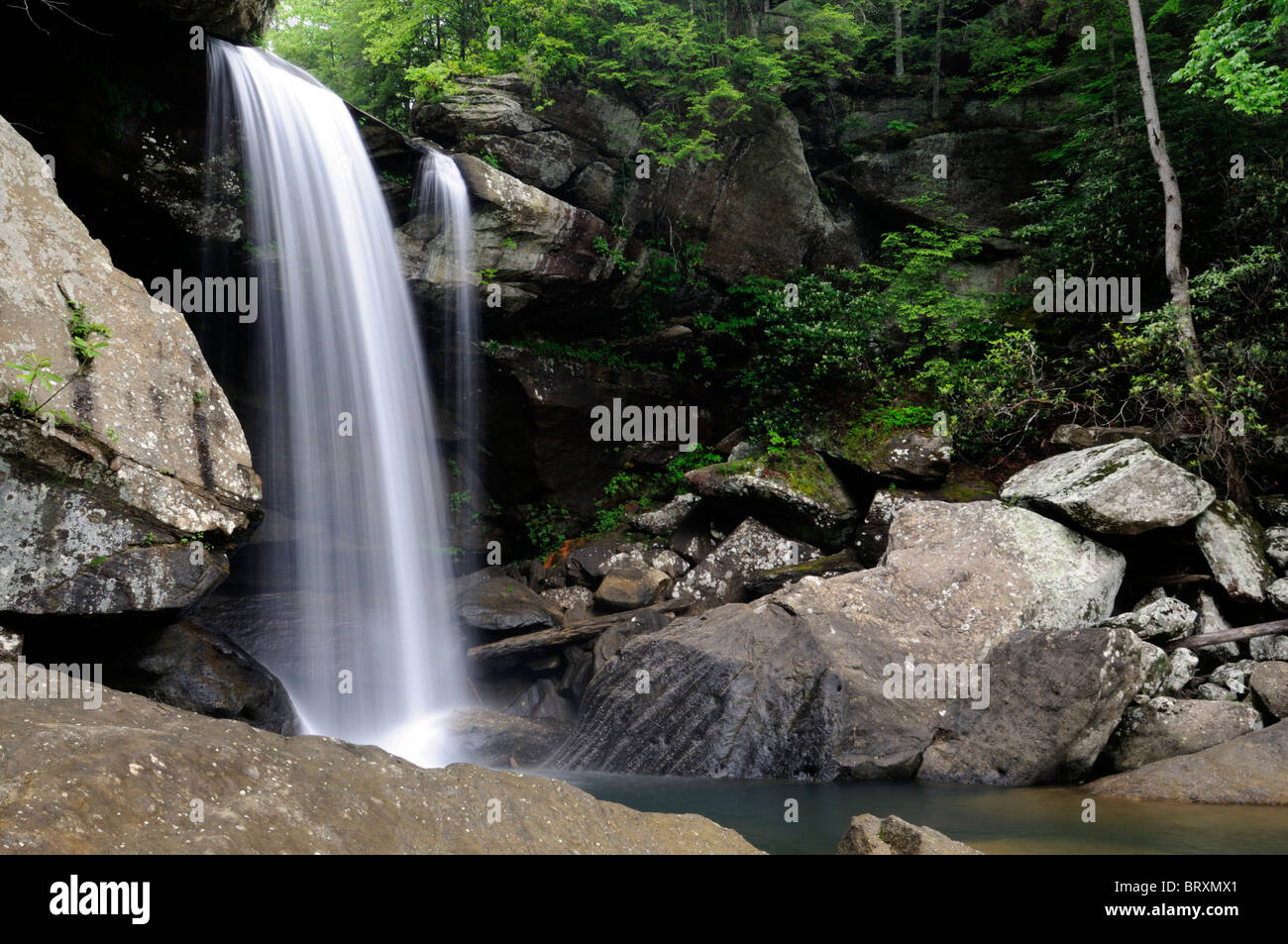 Eagle Falls waterfall at Cumberland Falls State Park Kentucky undercut ...