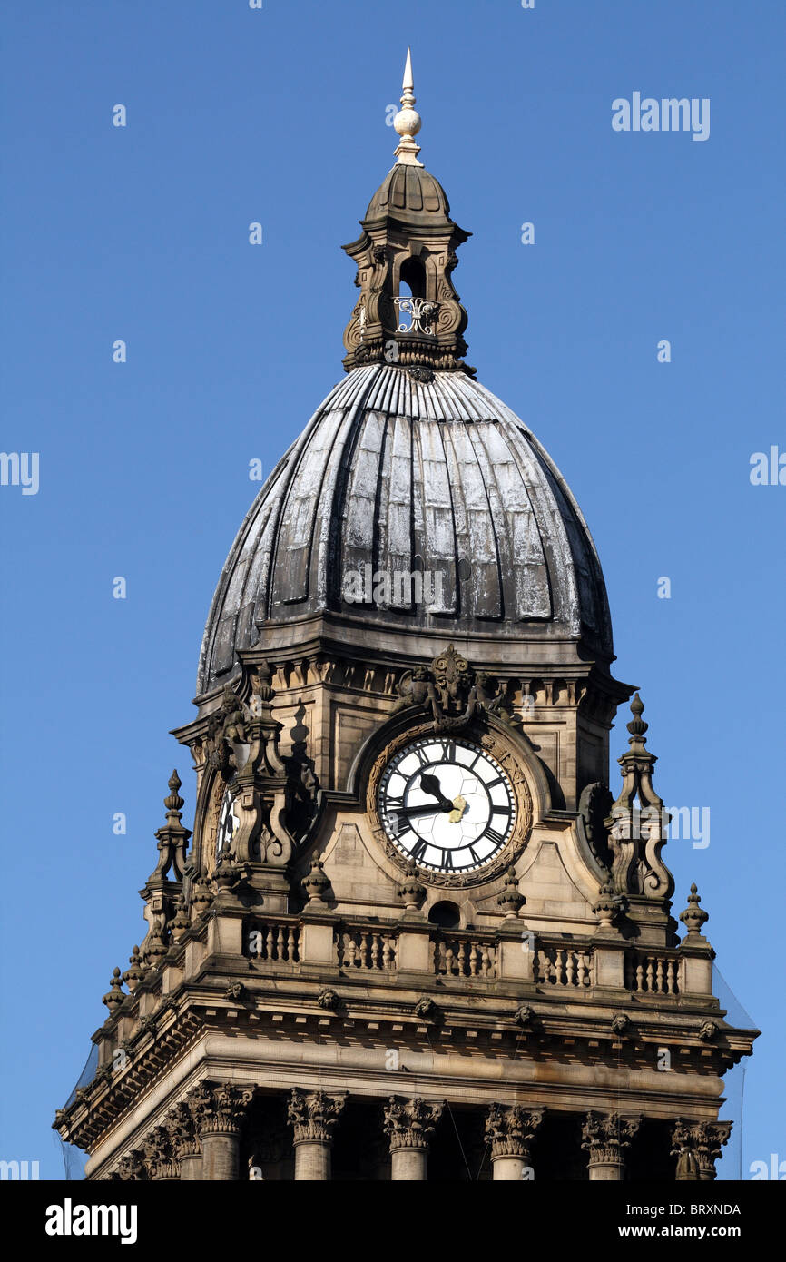 Town hall clock leeds hi-res stock photography and images - Alamy